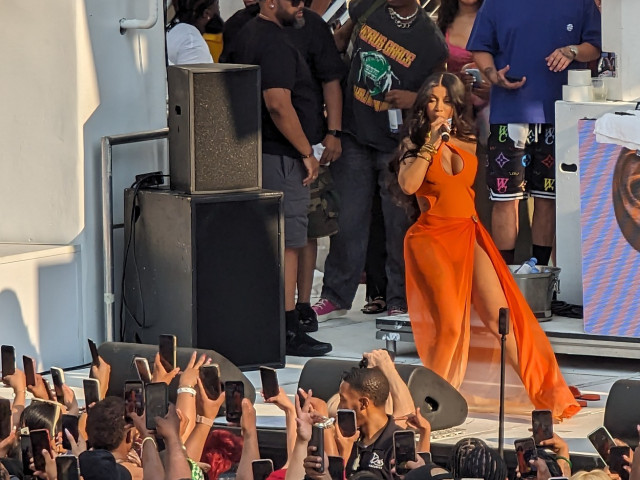 Cardi B nu va fi urm&rit& penal dup& ce a aruncat cu microfonul în ...