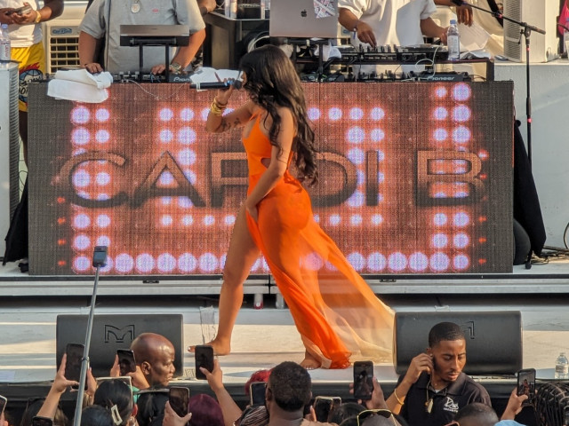 Stropit& cu b&utur& pe scen&& Cardi B a aruncat cu microfonul într-un ...
