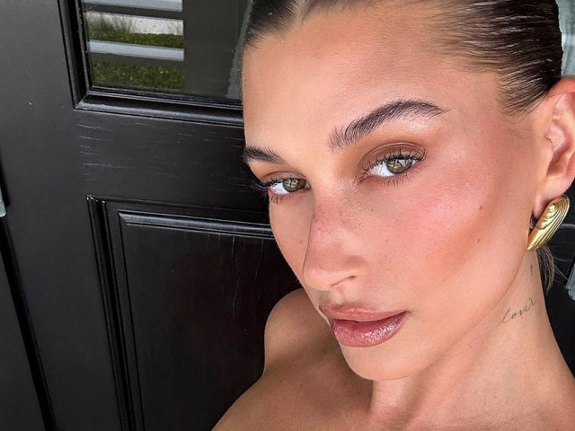 Hailey Bieber& siluet& de supermodel în cei mai scurți pantaloni și ...