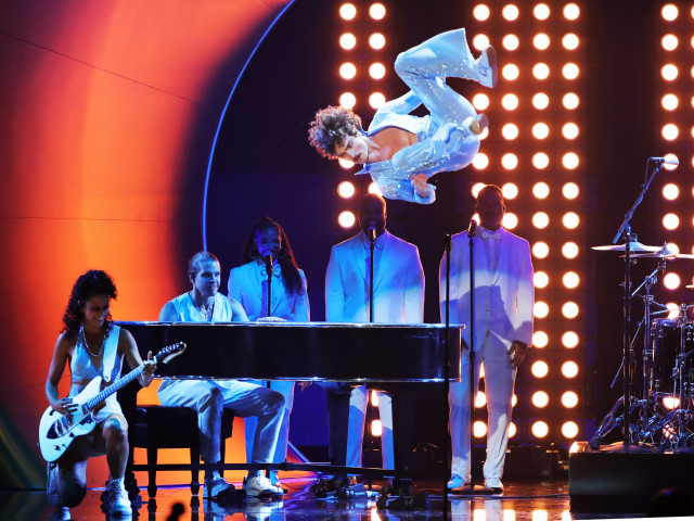 Cel mai bine vândut single& pe platformele digitale& în 2024& Artistul ...