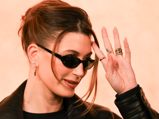 Reacția viral& a lui Hailey Bieber când îl vede pe Justin la bustul gol ...