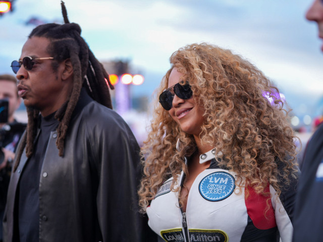 Beyonce& într-un costum mulat cu un decolteu amețitor la Marele Premiu ...