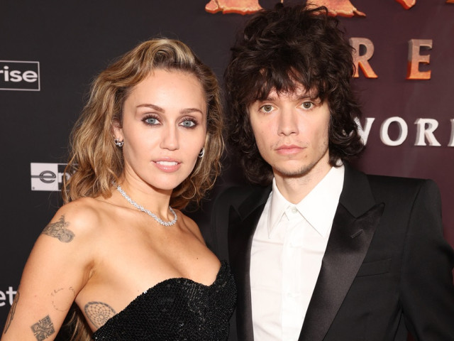 Miley Cyrus a purtat o bijuterie cu diamant pe inelar la premiera ...