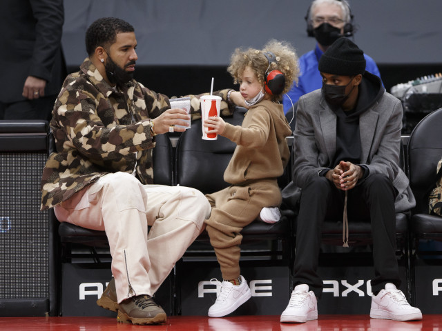 Baietelul lui Drake, Adonis, plin de surprize!