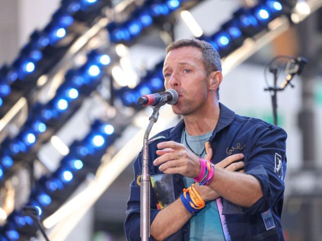 (VIDEO) Vezi momentul in care Chris Martin cade in interiorul scenei in ...