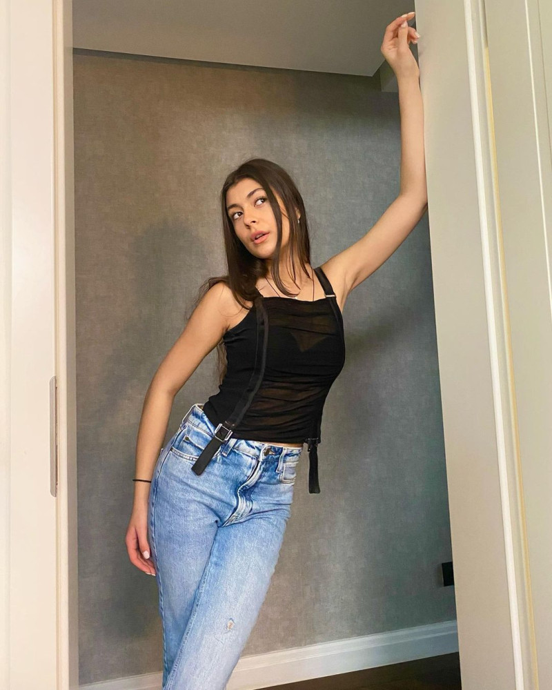 GALERIE FOTO: Cum a fost surprinsă Mayra, fata lui Ilie Dumitrescu, la ...