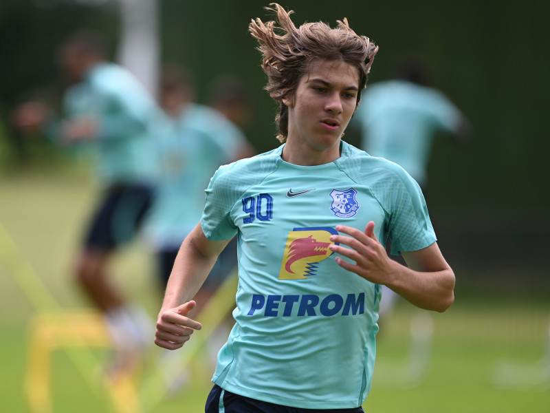 GALERIE FOTO: ”E număr 9. Are fizic, e înalt și iute!”. Anunțul lui ...