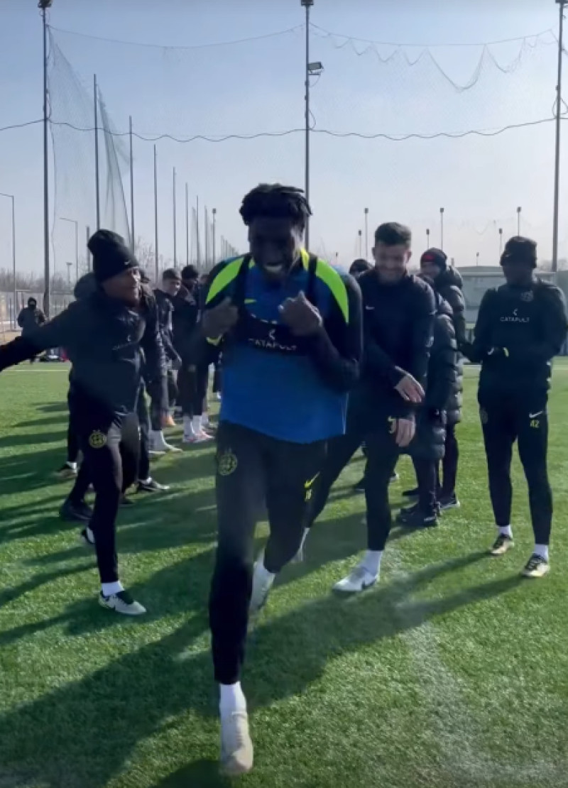 GALERIE FOTO: Cum a fost primit Jordan Gele de colegii de la FCSB în ...