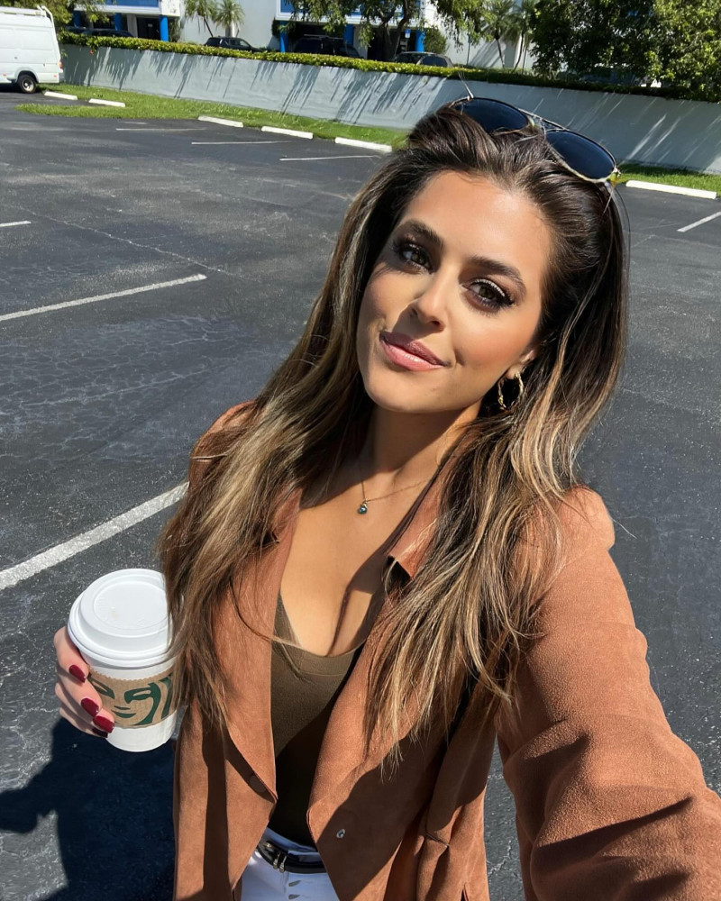 GALERIE FOTO: Doar a apărut la marginea terenului, iar internetul ”a ...