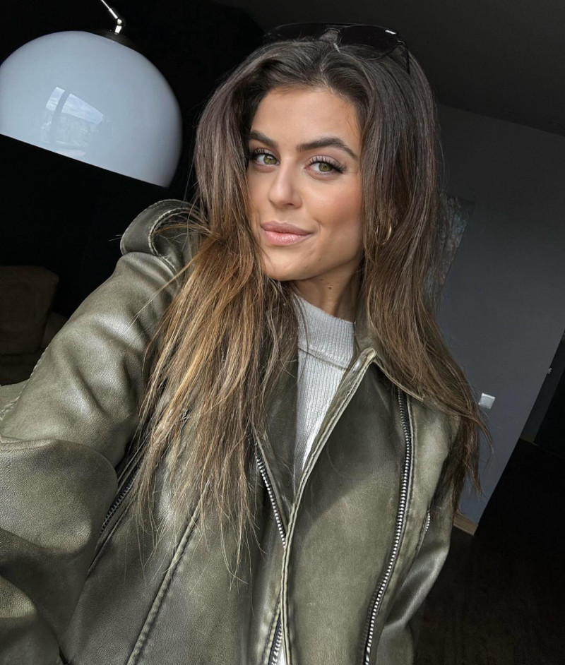 GALERIE FOTO: Doar a apărut la marginea terenului, iar internetul ”a ...