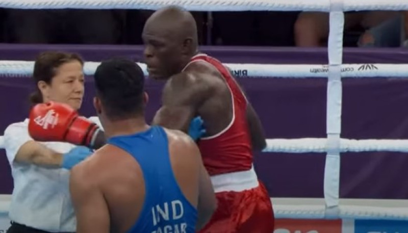 GALERIE FOTO: Arbitrul a încasat un croșeu în plină figură de la un ...