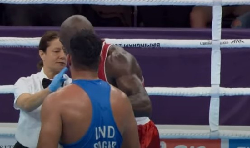 GALERIE FOTO: Arbitrul a încasat un croșeu în plină figură de la un ...