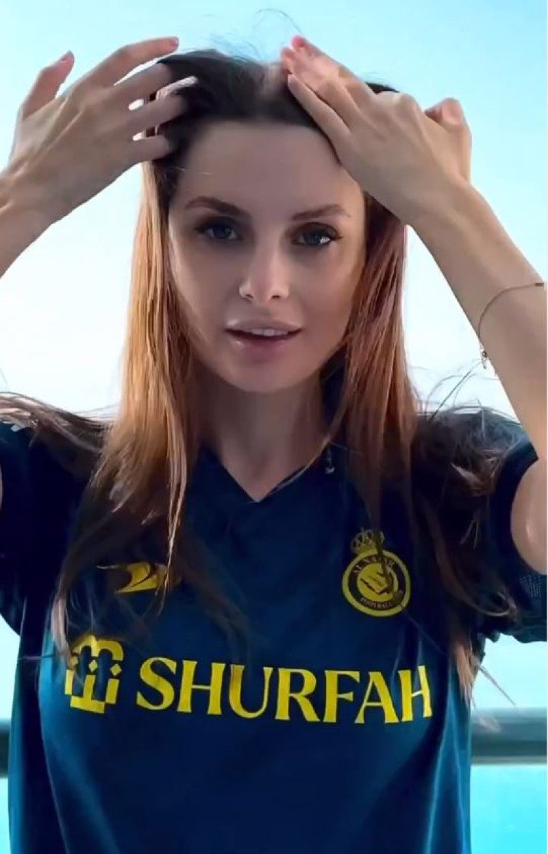 GALERIE FOTO: Svetlana și-a dat jos două tricouri și a prezentat cum ar ...