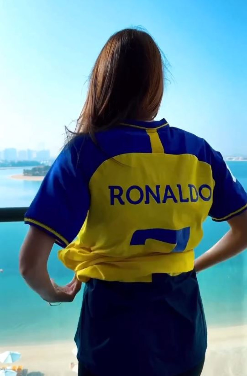 GALERIE FOTO: Svetlana și-a dat jos două tricouri și a prezentat cum ar ...