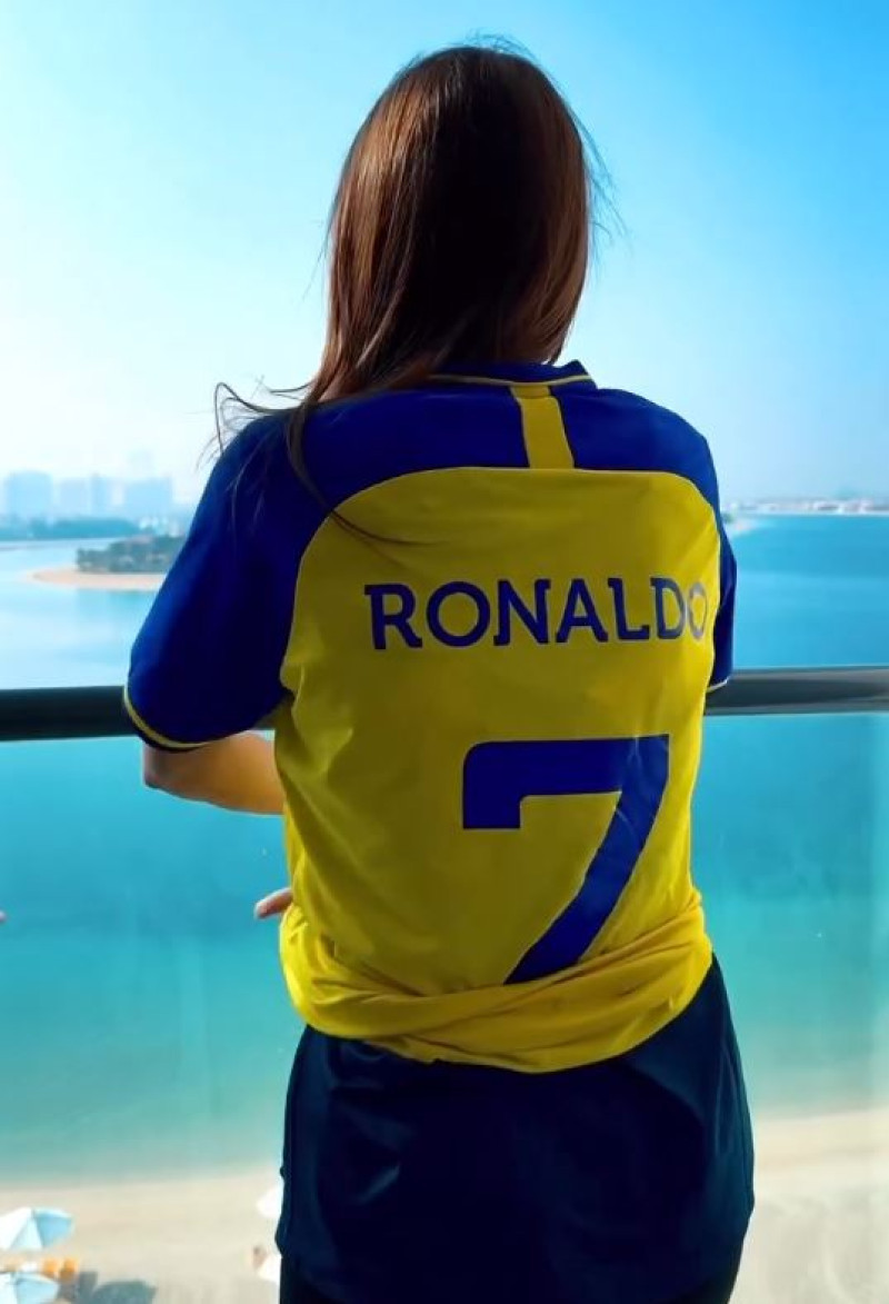 GALERIE FOTO: Svetlana și-a dat jos două tricouri și a prezentat cum ar ...