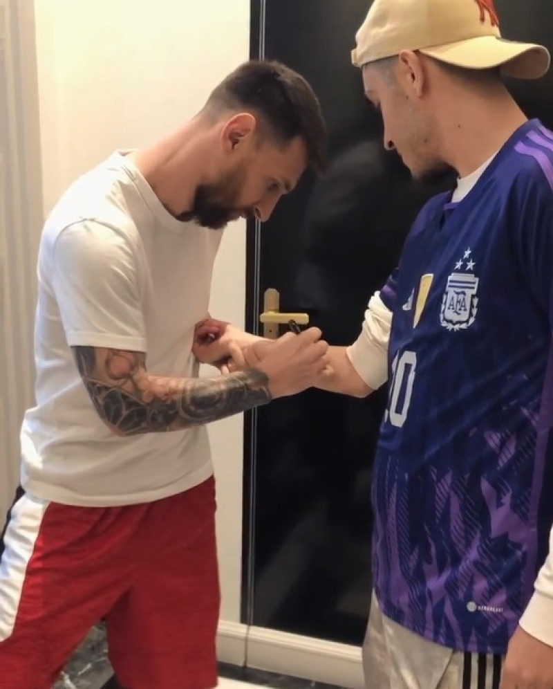 GALERIE FOTO: A așteptat zece ore în fața casei lui Lionel Messi pentru ...