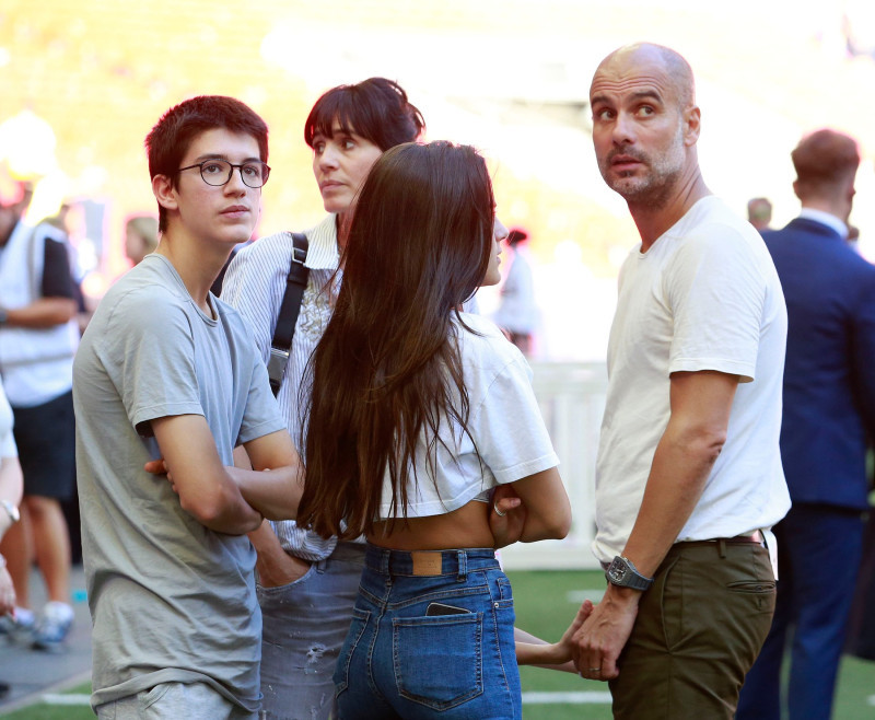 GALERIE FOTO: Marius Guardiola "face spectacol" în afaceri, la numai 20 ...