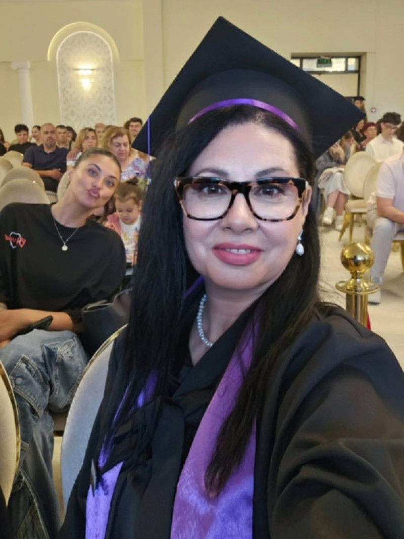 Antonia este mândră de mama ei. Denise Iacobescu a absolvit Facultatea ...